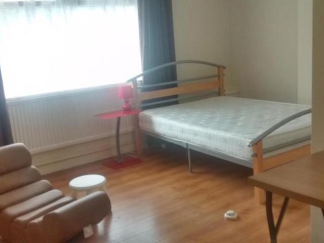 5 Bedroom Shared Living/roommate London London LS90562916