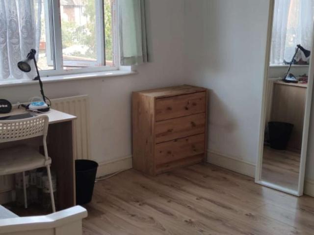 5 Bedroom Shared Living/roommate London London LS95118557