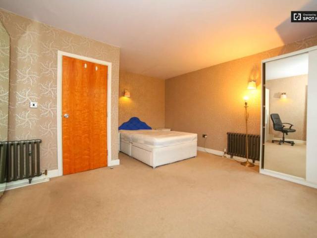 5 Bedroom Shared Living/roommate London London LS101853459