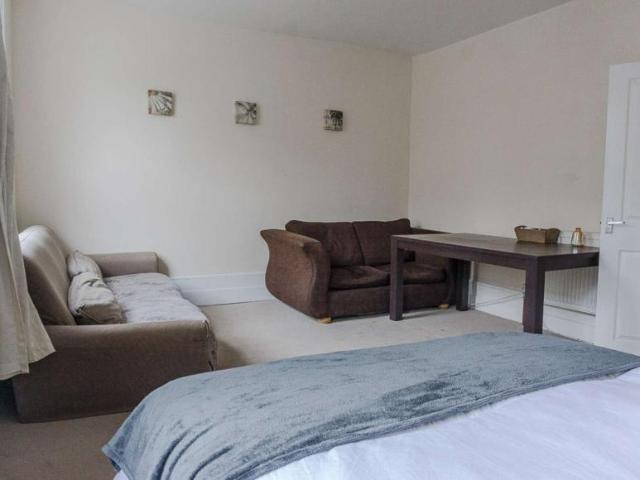5 Bedroom Shared Living/roommate London London LS102056321