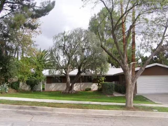 5 Bedroom Single Family Home, West Hills On a Large Private Lo.