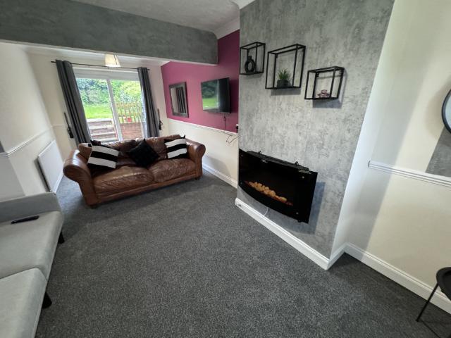 5 Bedroom Spacious Modern Home Has a House