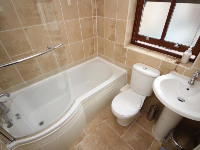 5 bedroom Student Terraced House to rent in Swinburn Place, Newcastle upon Tyne, Tyne and Wear, Ne4