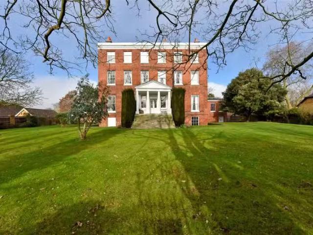 5 bedroom penthouse for rent in Ray Lodge, Ray Park Avenue, Ma.