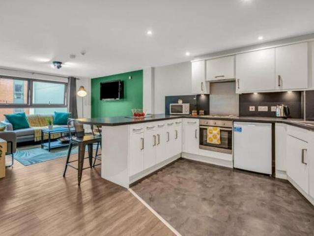 5 bedroom private hall for rent in Burley Road, Leeds, LS3