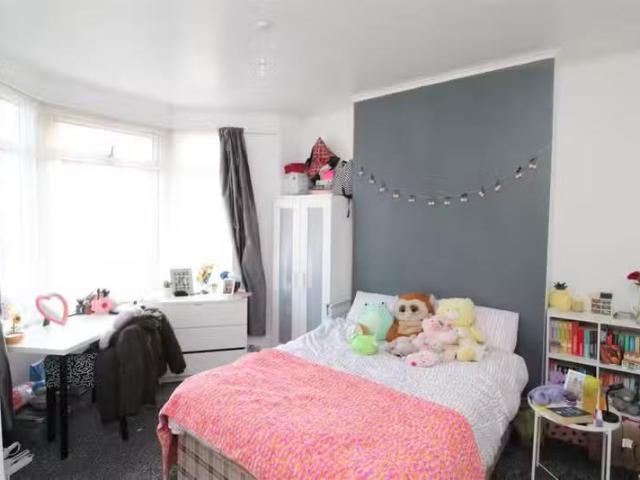 5 bedroom private hall for rent in Llanishen Street, Heath, Ca.