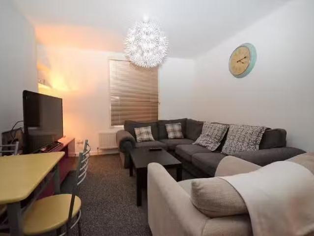 5 bedroom private hall for rent in St. Kilda Parade, Glouceste.