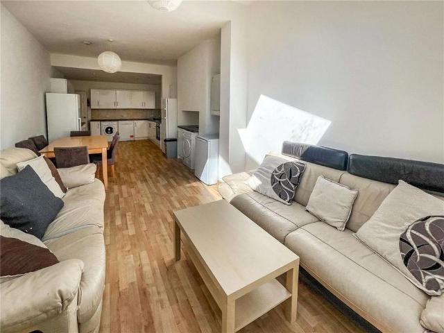 5 bedroom private hall to rent