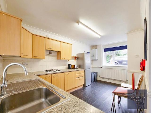 5 bedroom private hall to rent