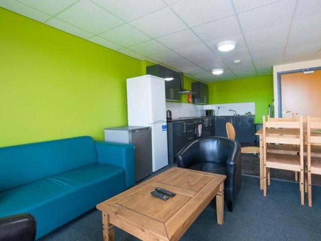 5 bedroom private hall to rent