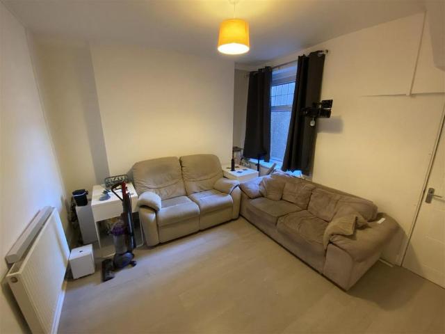 5 bedroom private hall to rent