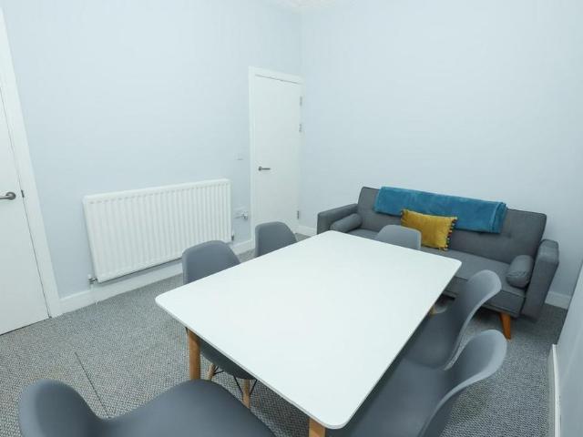 5 bedroom private hall to rent
