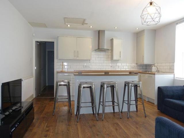 5 bedroom private halls to rent