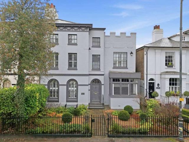5 Bedroom Property