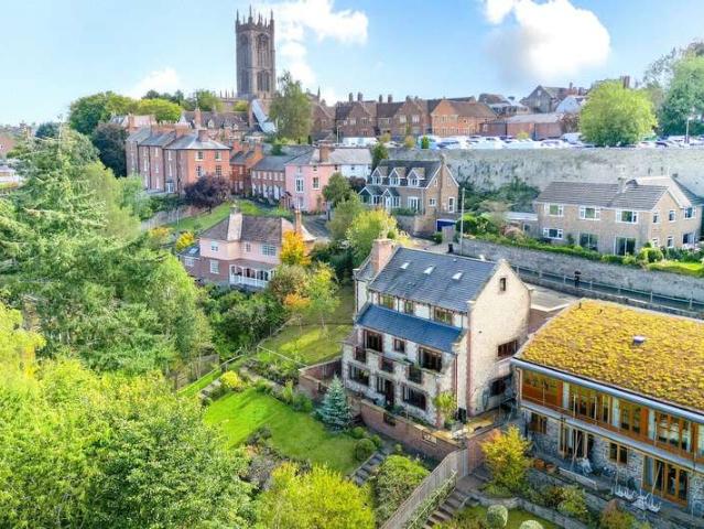5 Bedroom Property