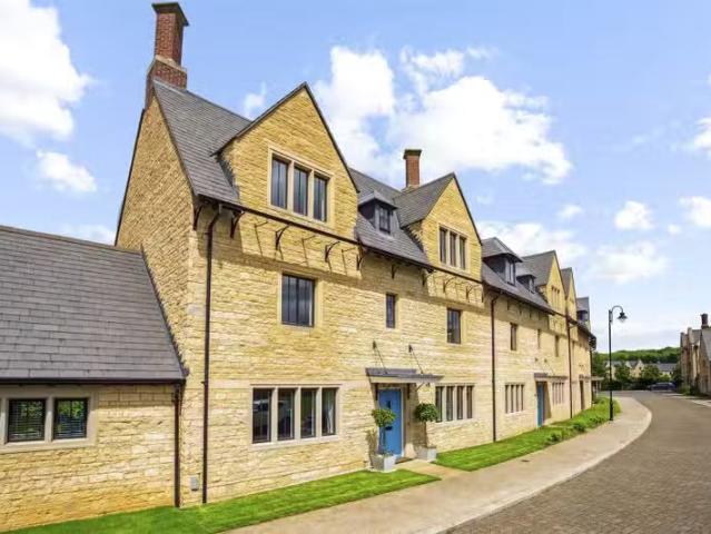 5 bedroom property for sale in Dairy Crescent, Bletchingdon, K.