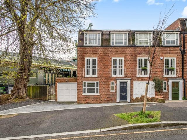 5 bedroom property in Newstead Way, London, SW19 £5,500 pcm | Chestertons