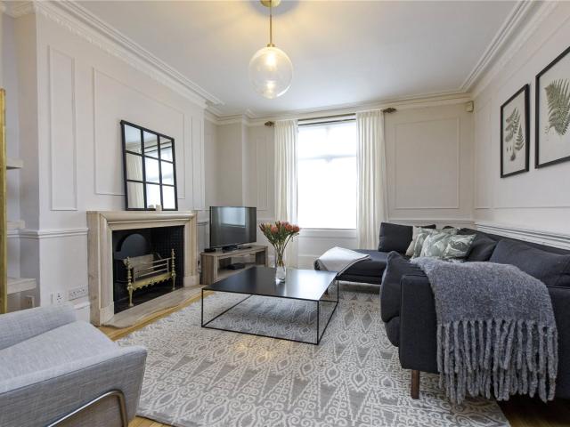 5 bedroom property in Pelham Street, South Kensington, London, SW7 £11,266 pcm | Chestertons