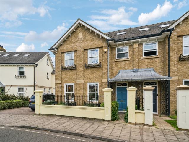 5 bedroom property in Wyatt Drive, Barnes, London, SW13 £8,000 pcm | Chestertons