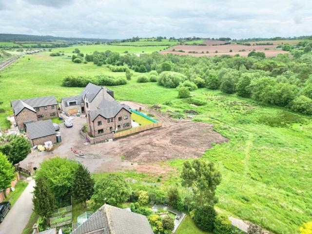 5 bedroom property with land for sale