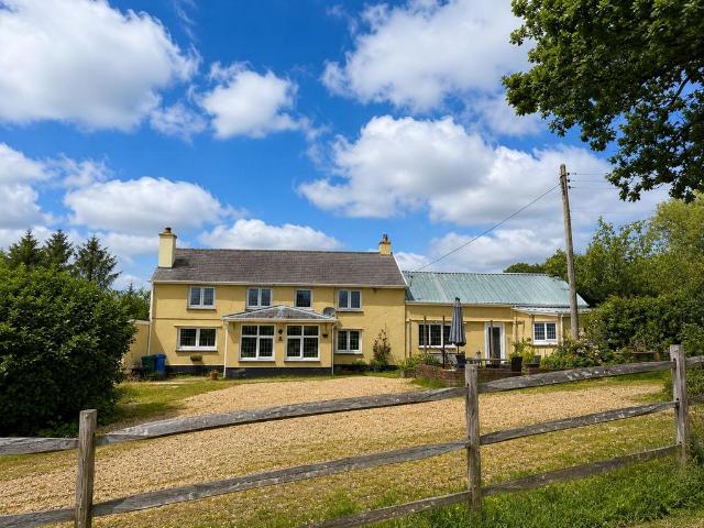 5 bedroom property with land for sale