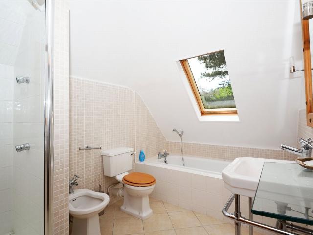 5 bedroom property to let in Burwood Park Road, Walton On Thames, Surrey, KT12 £5,200 pcm