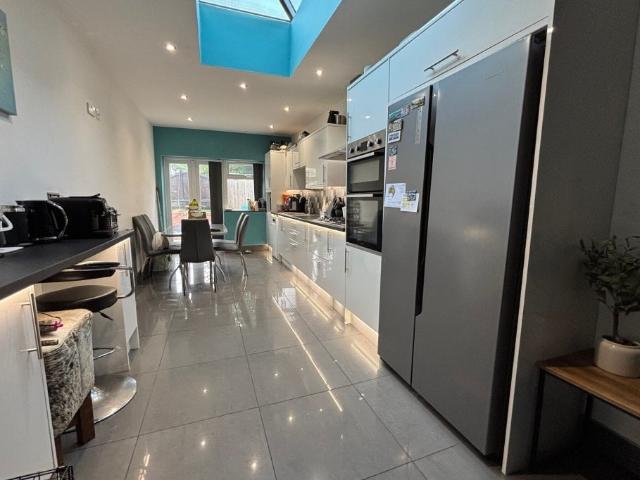 5 bedroom property to let in Jiggins Lane £2,000 pcm