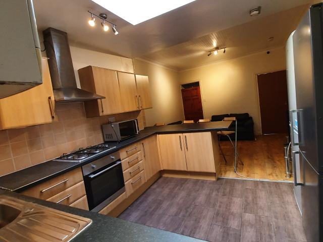 5 bedroom property to let in 10 TEIGNMOUTH ROAD £550 pw