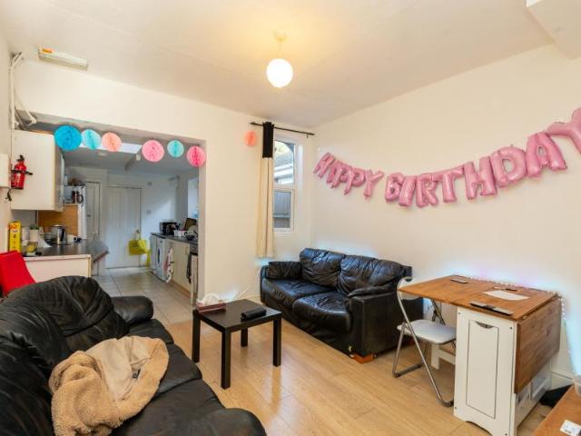5 bedroom property to let in 1 NEWTON GROVE £590 pw