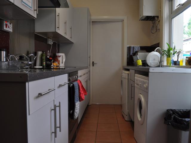 5 bedroom property to let in 262 DAWLISH ROAD £565 pw