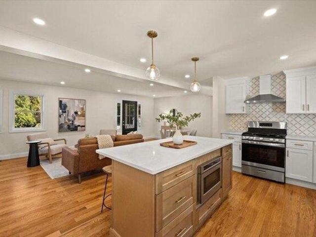 5 bedroom, West Bridgewater MA 02379 104150147