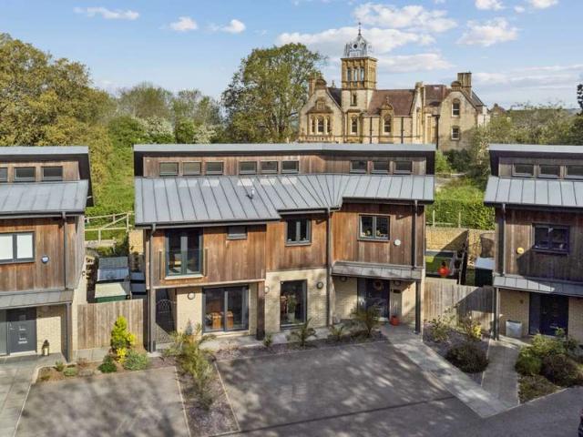 5 Bedroom Town House
