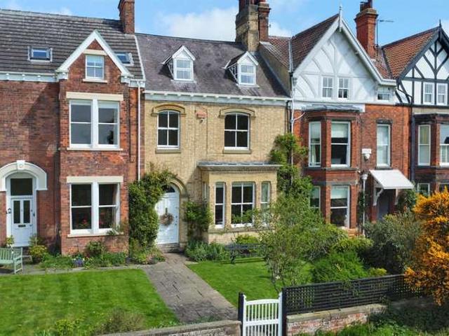 5 Bedroom Town House
