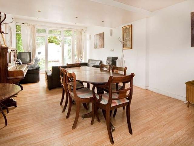 5 Bedroom Town House