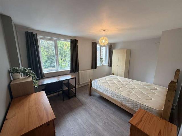 5 Bedroom Town House