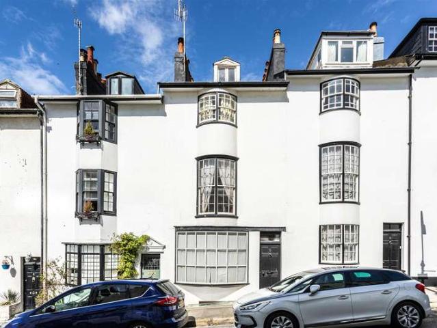 5 Bedroom Town House