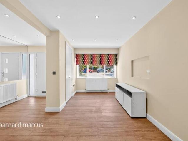 5 bedroom town house for sale in Holden Road, London, N12