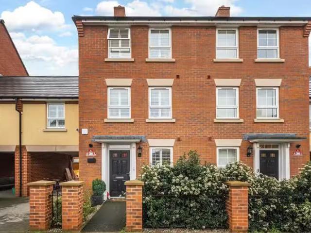 5 bedroom town house for rent in Armstrongs Fields, Aylesbury.