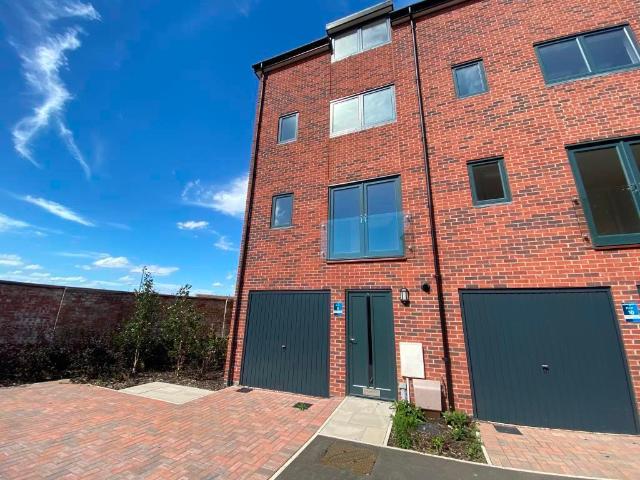 5 bedroom town house for rent in Bainbridge Court, Newark On Trent, Nottinghamshire, NG24