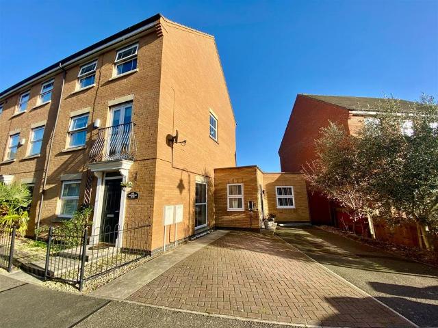 5 bedroom townhouse for sale