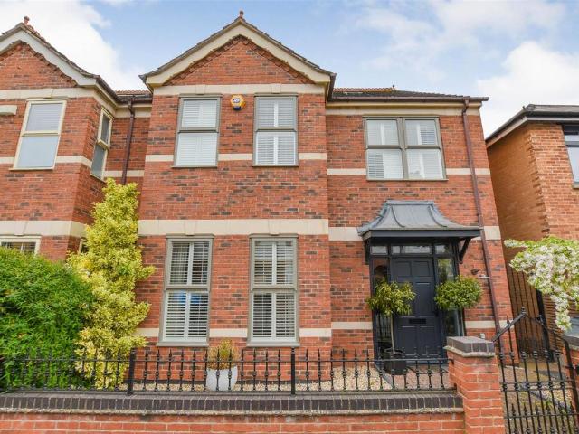 5 bedroom townhouse to rent
