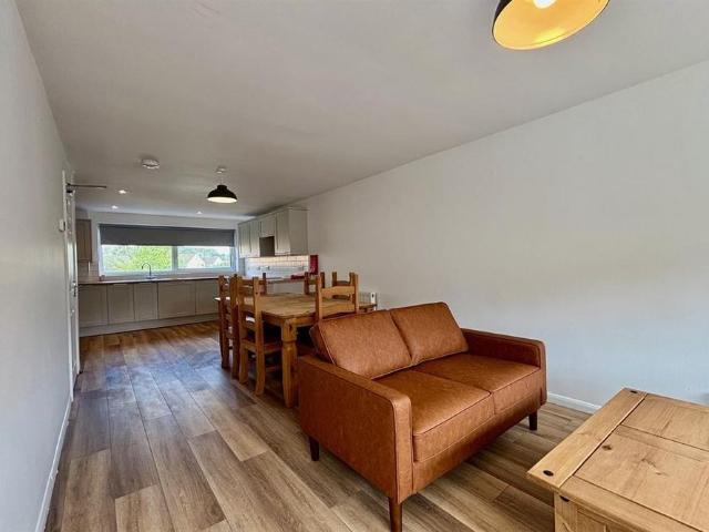 5 bedroom townhouse to rent