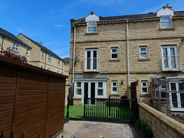 5 bedroom townhouse to rent