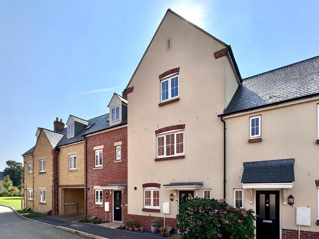 5 bedroom townhouse to rent