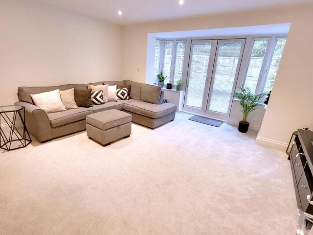 5 bedroom townhouse to rent