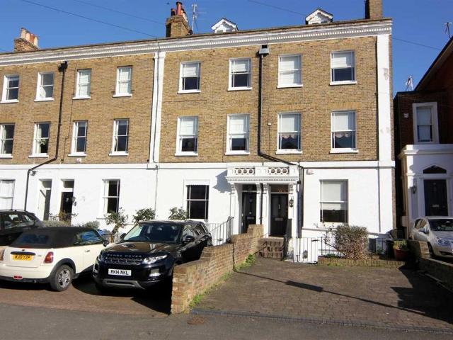 5 bedroom townhouse to rent