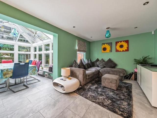 5 bedroom townhouse to rent