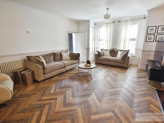 5 bedroom townhouse to rent