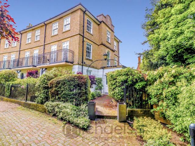 5 bedroom townhouse to rent