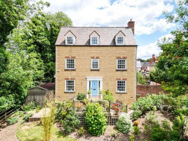 5 Bedroom Terraced House